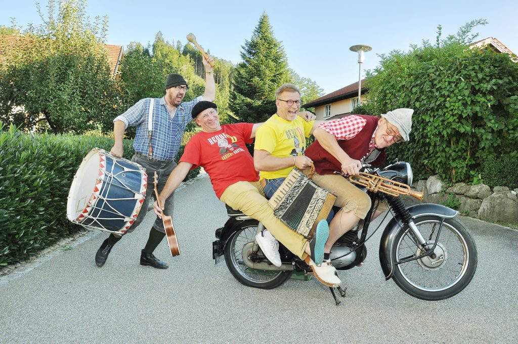 Bebbi B. & Gustav L. und die Gruschtbrothers - Gemeinde Burgberg
